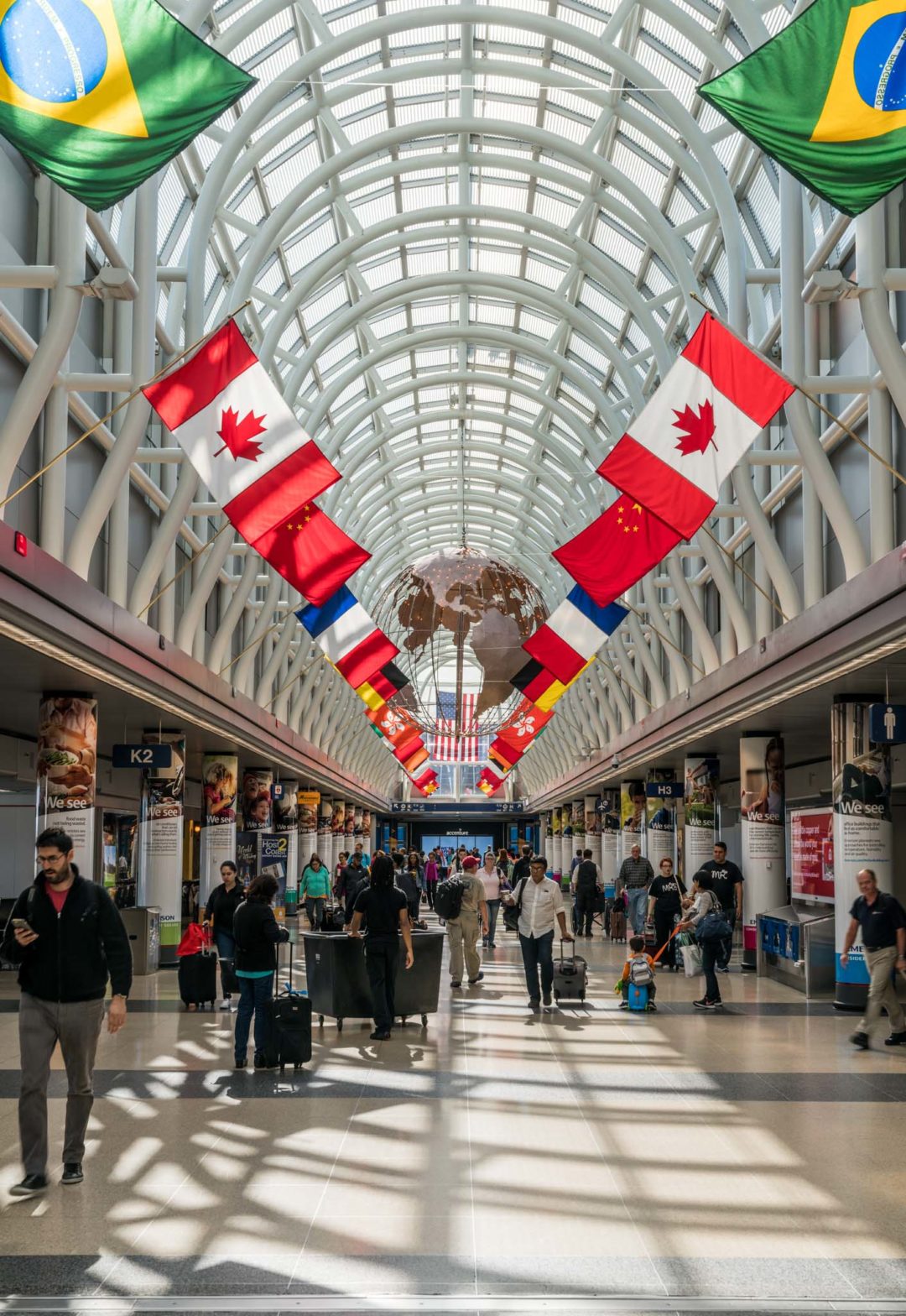 American Airlines Chicago Flagship Lounge REVIEW - Andy's Travel Blog