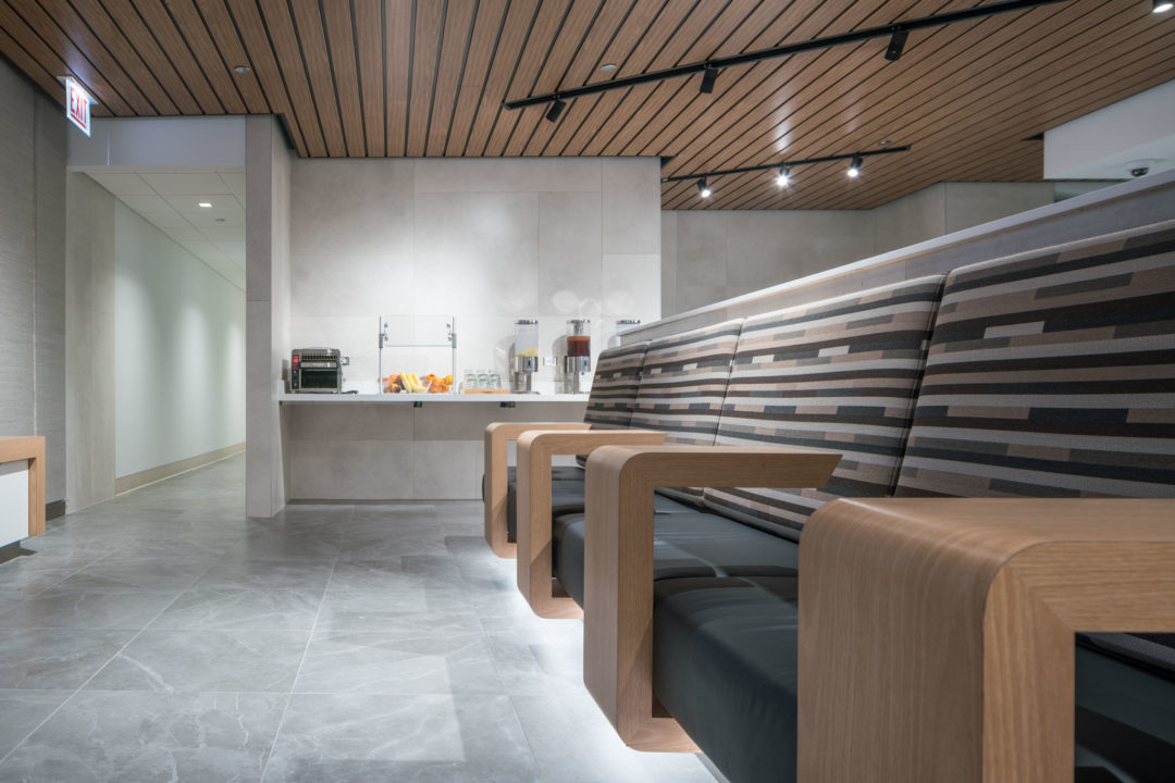 American Airlines Chicago Flagship Lounge REVIEW - Andy's Travel Blog