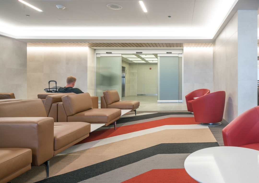 American Airlines Chicago Flagship Lounge REVIEW - Andy's Travel Blog