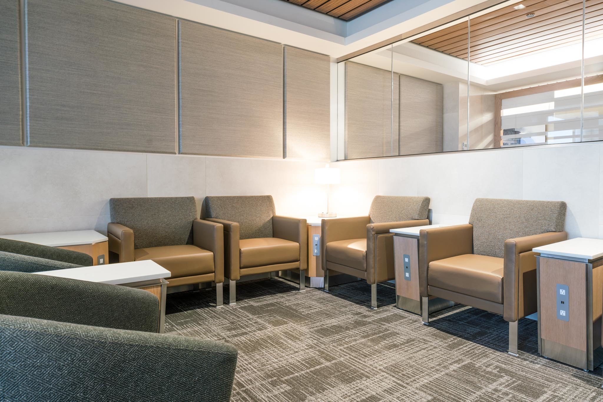 American Airlines Chicago Flagship Lounge REVIEW - Andy's Travel Blog