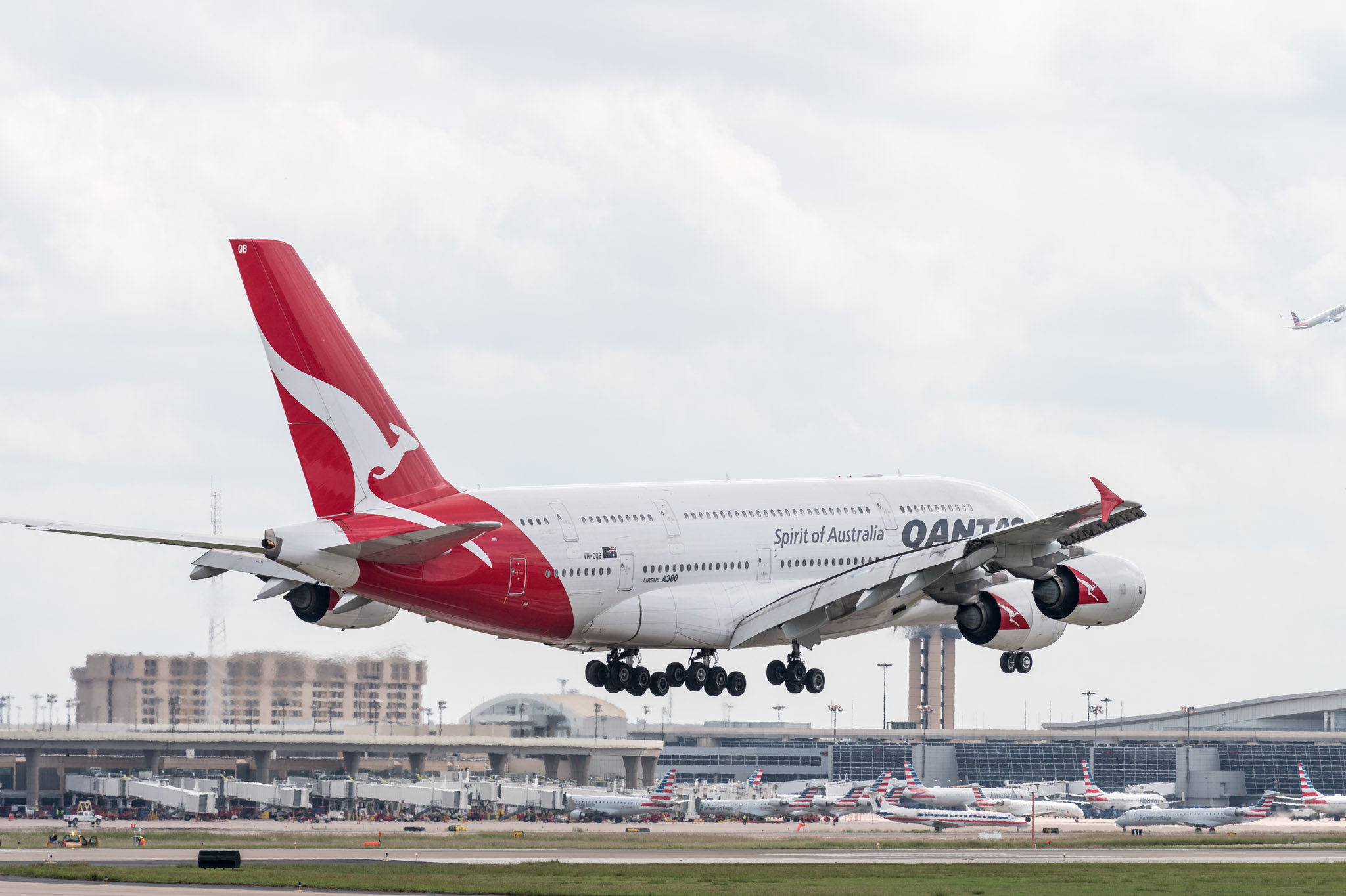 Pictures of the Week: Planespotting at DFW Airport's Founders' Plaza ...